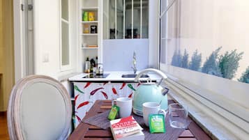 Um frigorífico/congelador grande, um micro-ondas, uma placa de cozinha