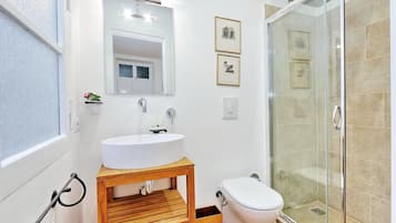 Um polibã, um chuveiro fixo, um secador de cabelo, um bidé