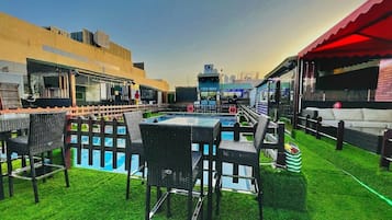 Piscina externa, funciona das 9h às 18h, espreguiçadeiras