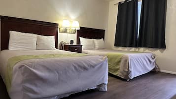 Quarto econômico, 2 camas de casal | Escrivaninha, quartos à prova de som, Wi-Fi de cortesia, roupa de cama