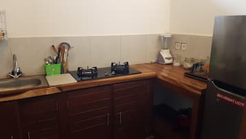 Quarto Duplo Deluxe, 1 cama queen-size | Kitchenette privada | Um frigorífico no espaço comum
