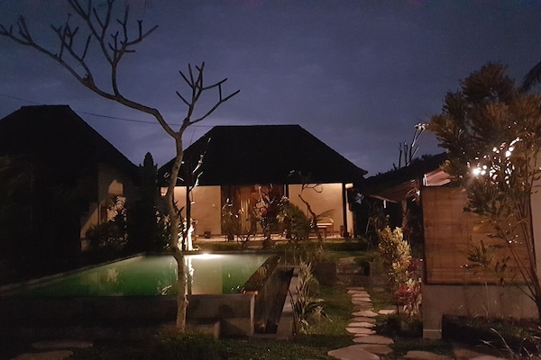 Fachada do alojamento (tarde/noite)