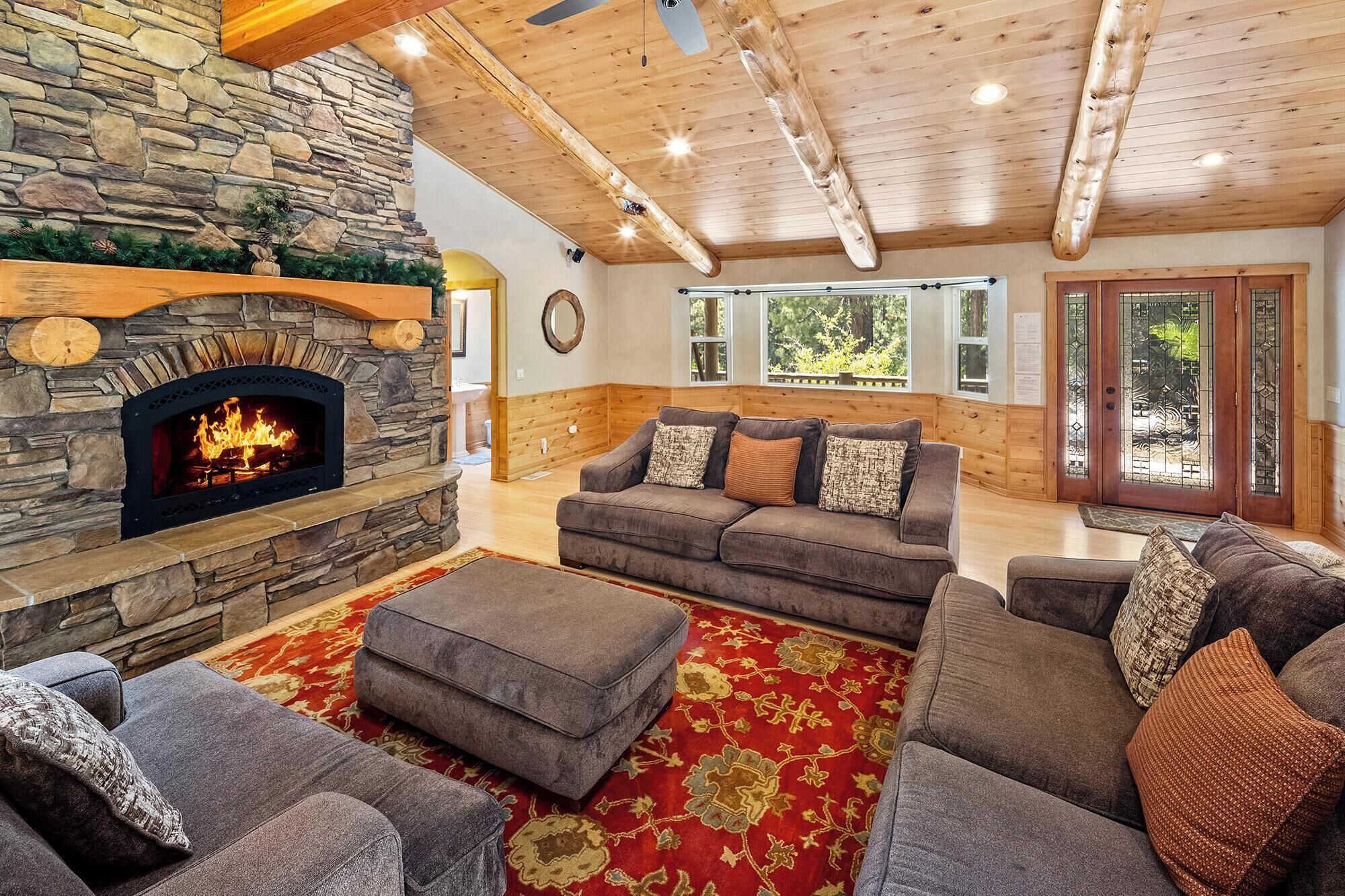 Brave Bull By Destination Big Bear : Close To Mountain Resorts! Cable! Wifi! Gated Property! Game Room! - Big Bear Lake, CA