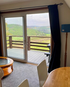 Chalé, 2 quartos | Área de estar | TV de tela plana