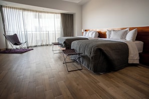 Suite Ejecutiva | Edredons de pluma, cofres nos quartos, escrivaninha