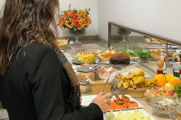 Café da manhã com buffet grátis todos os dias
