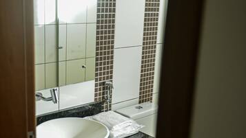 Quarto Duplo, 6 quartos | Casa de banho | Um polibã, toalhas fornecidas