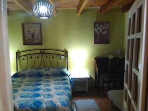 Casa, 3 quartos | Frigobar, individualmente mobiliados, cortinas blackout