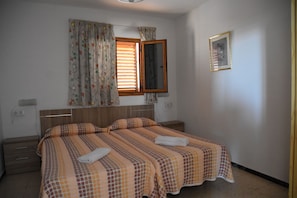Quarto Twin, casa de banho partilhada | Roupa de alta qualidade, secretária, Wi-fi grátis 