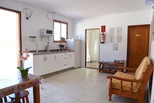 Um frigorífico/congelador grande, um micro-ondas, um forno