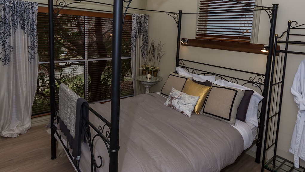 Glasshouse With Log Fire | Pool | Spa | Near Bright | Walk To Shops Restaurants - Gippsland