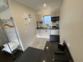 King Studio | Cozinha privada | Um frigorífico, um micro-ondas, uma placa de cozinha 