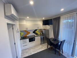1-Bedroom Apartment | Cozinha privada | Um frigorífico, um micro-ondas, uma placa de cozinha 