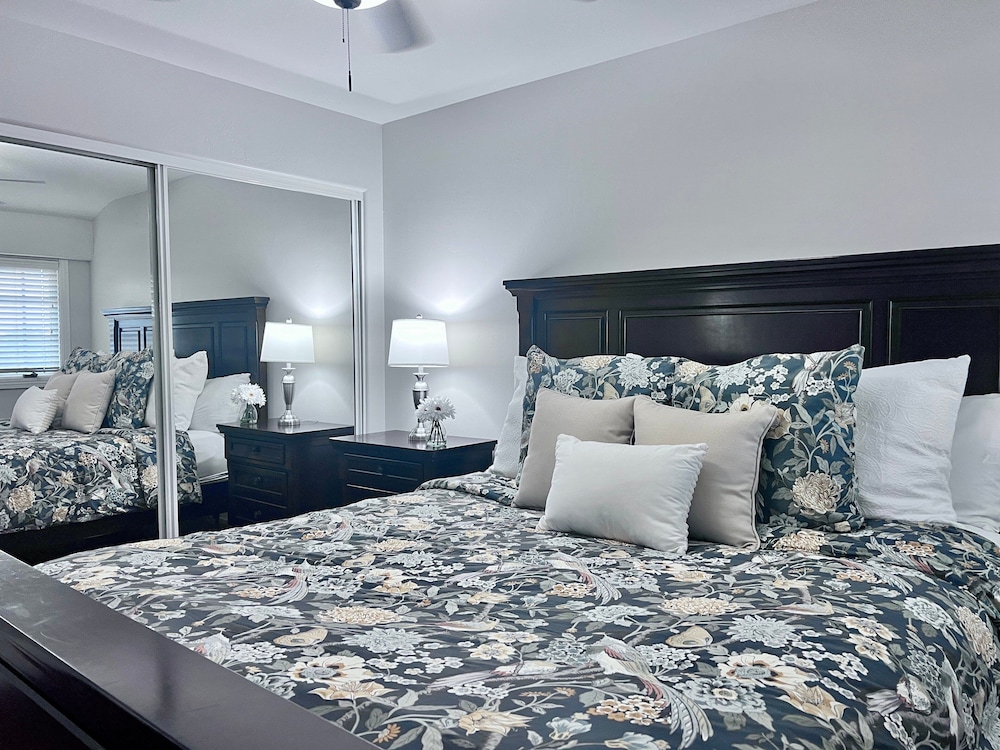 Fantástica Casa De 5 Dormitorios Y 4 Baños Con Piscina Y Jacuzzi Nuevos - Anaheim, CA