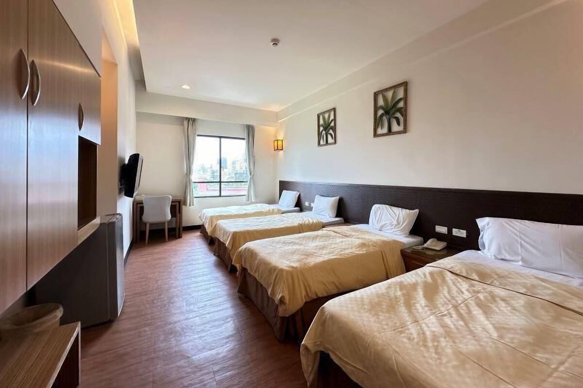Quarto quádruplo standard | Cortinas blackout, ferros/tábuas de passar roupa, roupa de cama