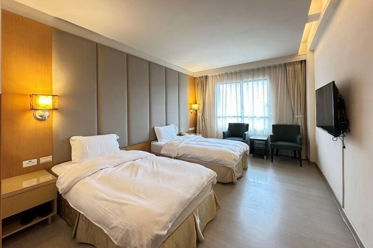 Cortinas blackout, ferros/tábuas de passar roupa, roupa de cama