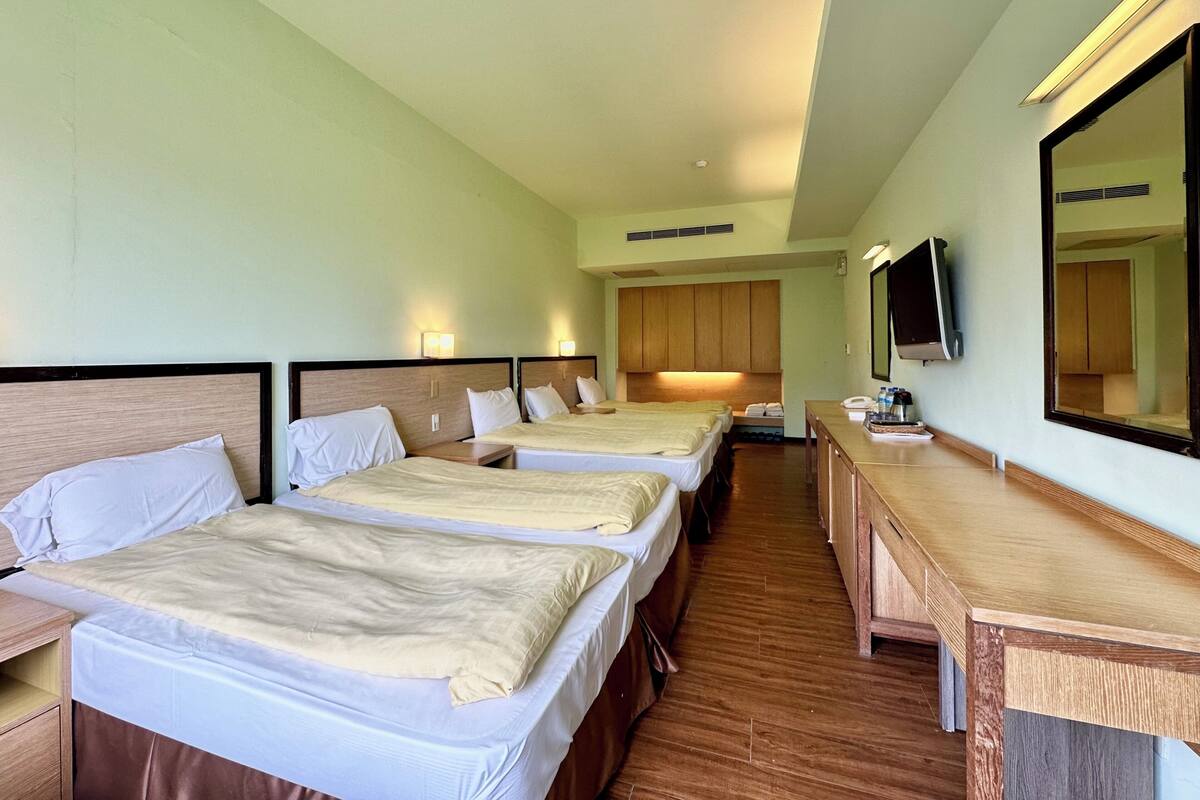 Quarto família (6 single beds) | Cortinas blackout, ferros/tábuas de passar roupa, roupa de cama