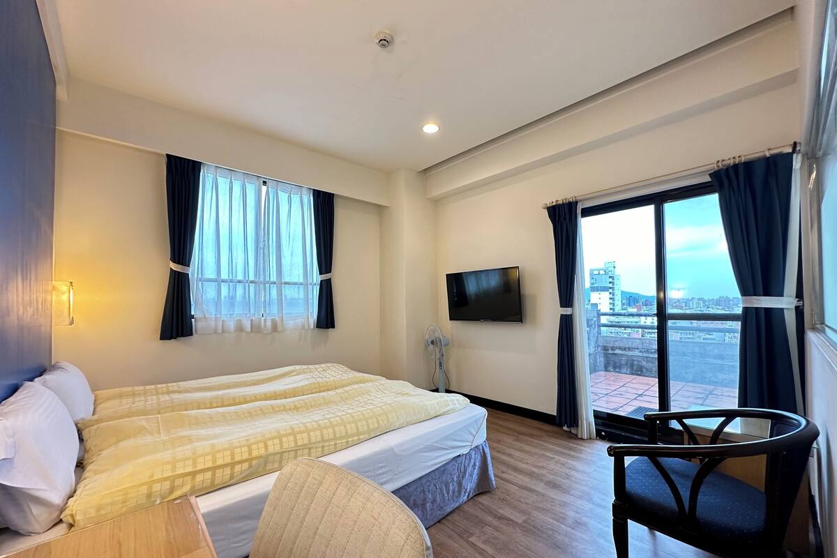 Quarto casal luxo | Cortinas blackout, ferros/tábuas de passar roupa, roupa de cama
