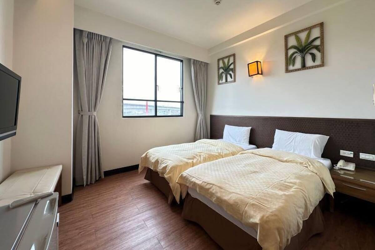 Quarto duplo econômico | Cortinas blackout, ferros/tábuas de passar roupa, roupa de cama