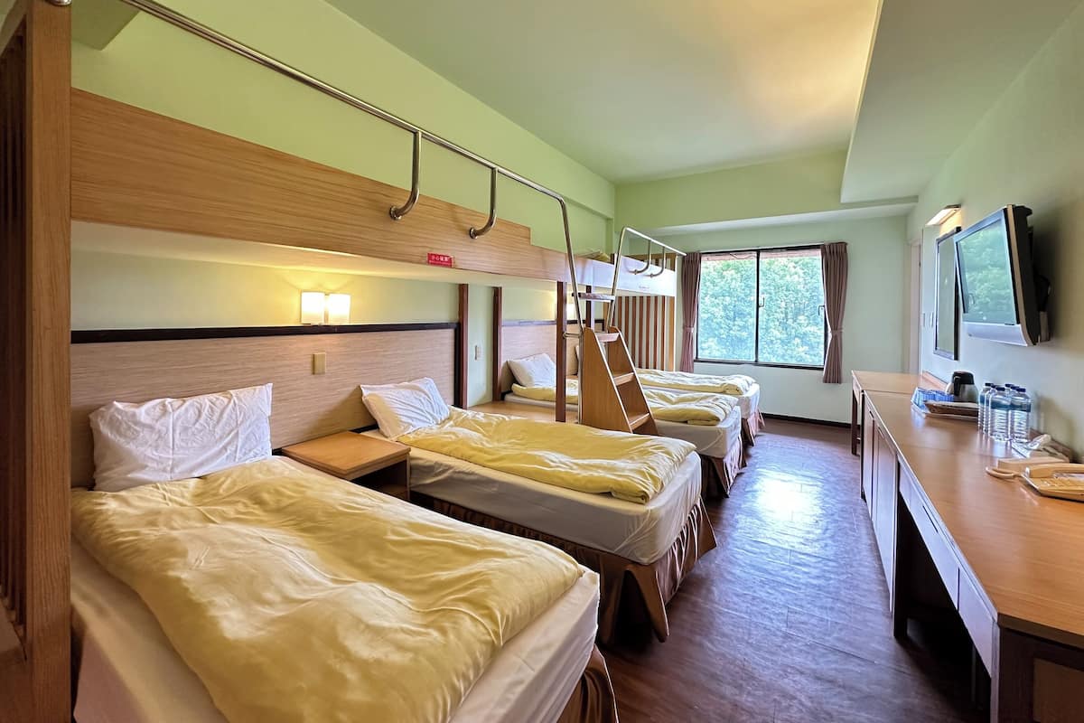 Quarto família (6 people) | Cortinas blackout, ferros/tábuas de passar roupa, roupa de cama