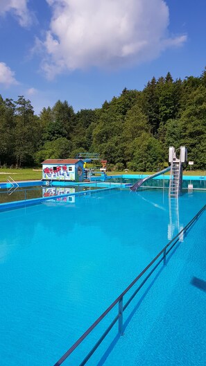 Piscina exterior sazonal 