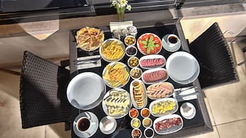 Café da manhã com buffet grátis todos os dias