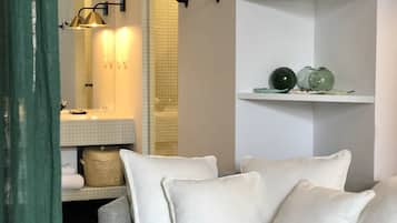 Quarto Duplo Deluxe, 1 cama king-size, acessível, não fumadores | Sala de estar | TV de ecrã plano, piso aquecido