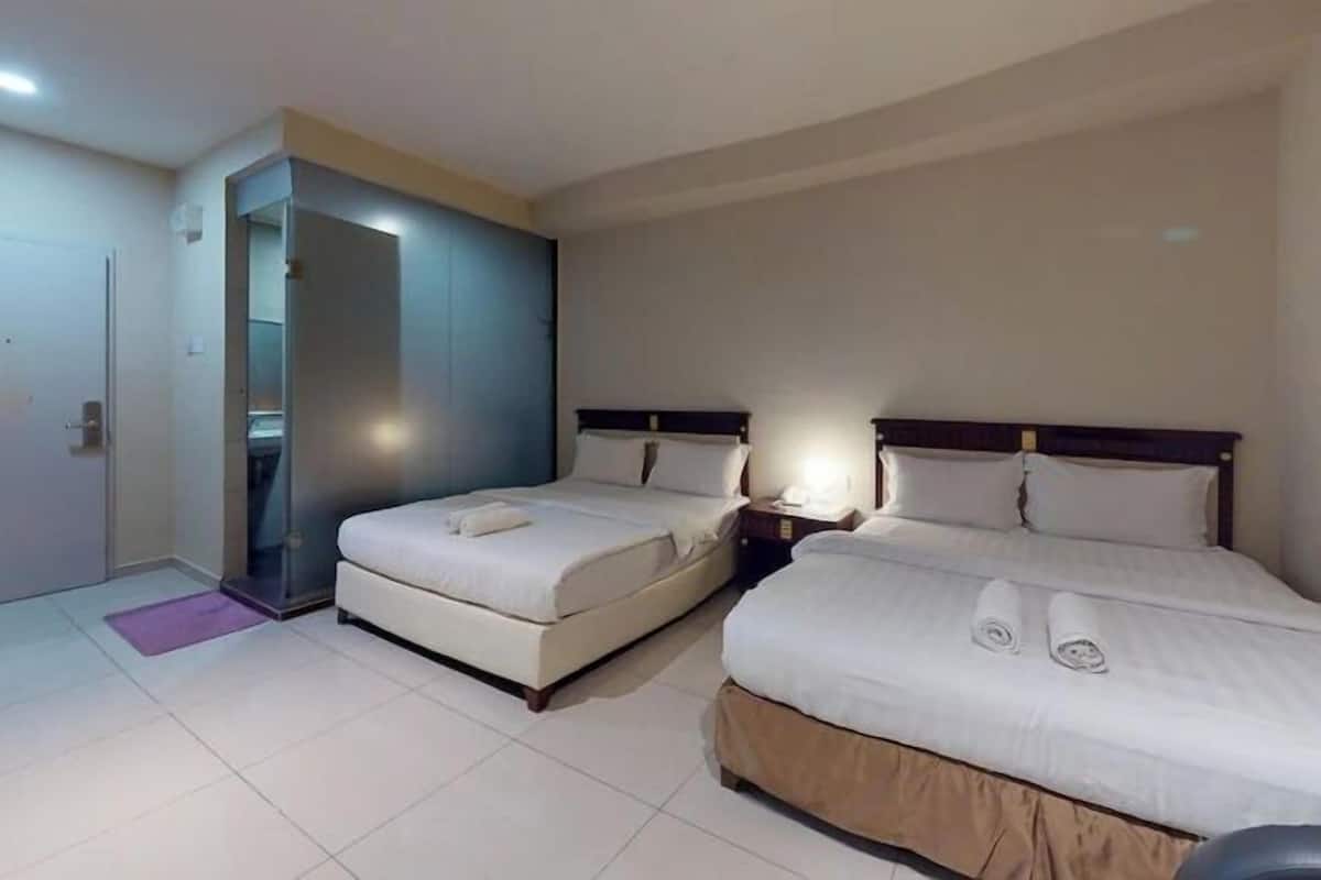 1 quarto, secretária, roupa de cama fornecida