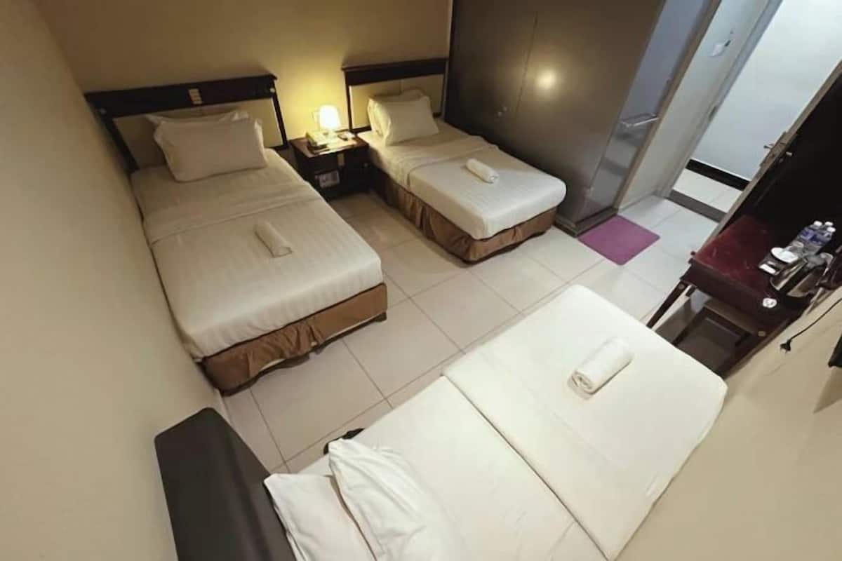 1 quarto, secretária, roupa de cama fornecida