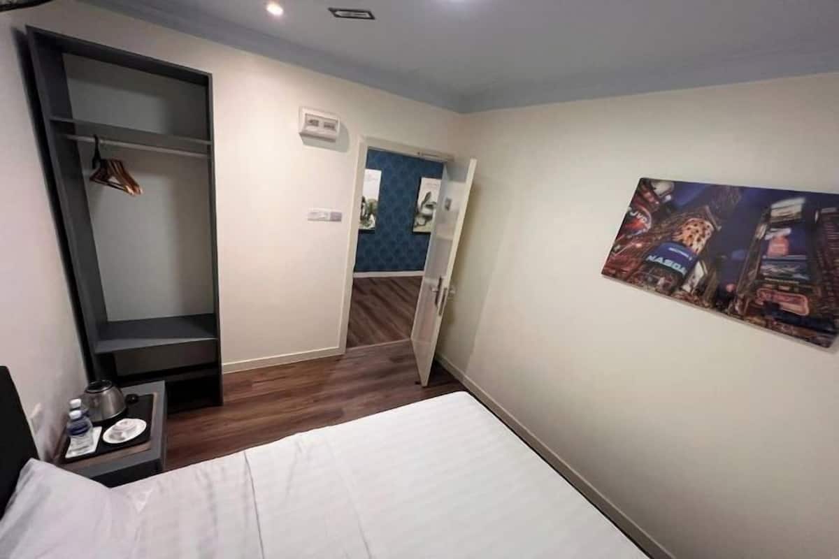 1 quarto, secretária, roupa de cama fornecida