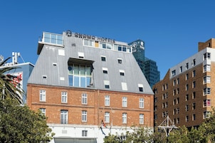 Um hotel moderno com design arquitetônico único, combinando fachadas de tijolo e vidro.