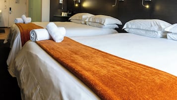 Quarto Twin Standard | Cofre no quarto, cortinas/cortinados opacos, ferro/tábua de engomar