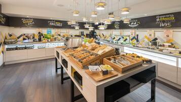 Café da manhã com buffet grátis todos os dias