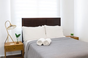 Blue & Yellow Family Package (2 rooms with 1 bathroom) | Cofre no quarto, com decoração personalizada