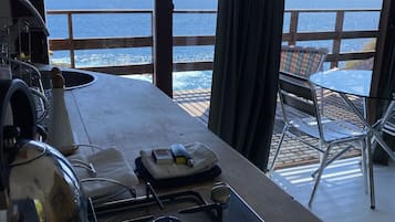 Estudio Acantilado | Cozinha privada | Uma placa de cozinha, uma cafeteira/bule, uma torradeira