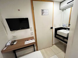 Quarto econômico, 1 cama de solteiro | Frigobar, cofres nos quartos, escrivaninha