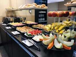 Café da manhã com buffet grátis todos os dias