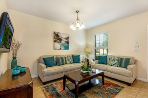 Casa família | Área de estar | TV 40 polegadas com canais a cabo, DVD player, serviços de streaming