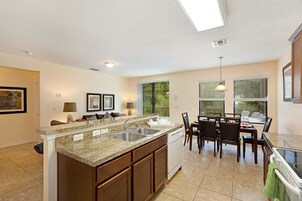 Casa família | Cozinha privada | Geladeira, micro-ondas, fogão, cooktop