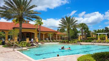 Casa Familiar | Piscina | Piscina exterior, espreguiçadeiras
