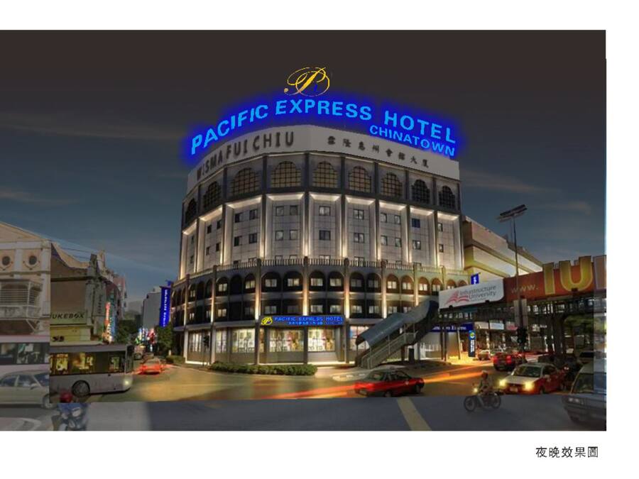 Hotel Pacific Express em Chinatown, com uma placa de destaque, uma escadaria central e vista para a rua com veículos.