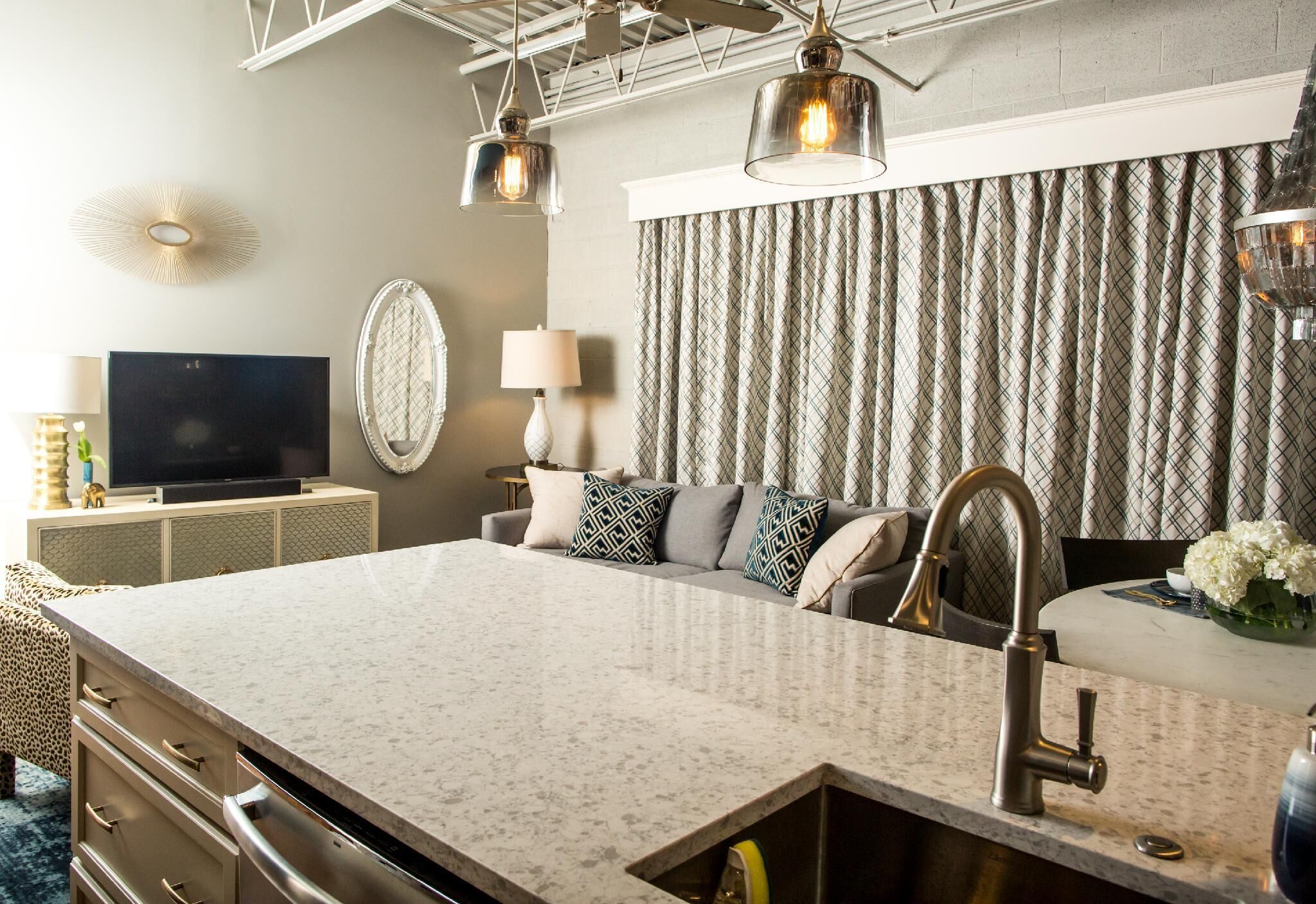 80 Lex 203 + Free Parking 1 Bd King / 1 Ba - Asheville, NC