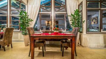 Pequeno-almoço tipo buffet diário (12.50 EUR por pessoa)