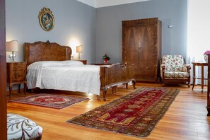 3 quartos, com mobília individualizada, secretária 