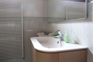 Quarto | Casa de banho | Um polibã, um chuveiro fixo, artigos de higiene pessoal grátis 