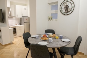 Apartamento, 3 quartos | Opções para refeição no quarto