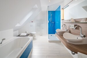 Suite Júnior | Casa de banho | Um polibã, um secador de cabelo, chinelos, toalhas fornecidas