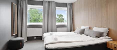 Quarto Twin Standard, 2 camas individuais, casa de banho partilhada | Cortinas/cortinados opacos, quartos insonorizados, Wi-fi grátis