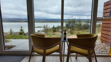 Suite, vista para o lago | Secretária, cortinas/cortinados opacos, quartos insonorizados 