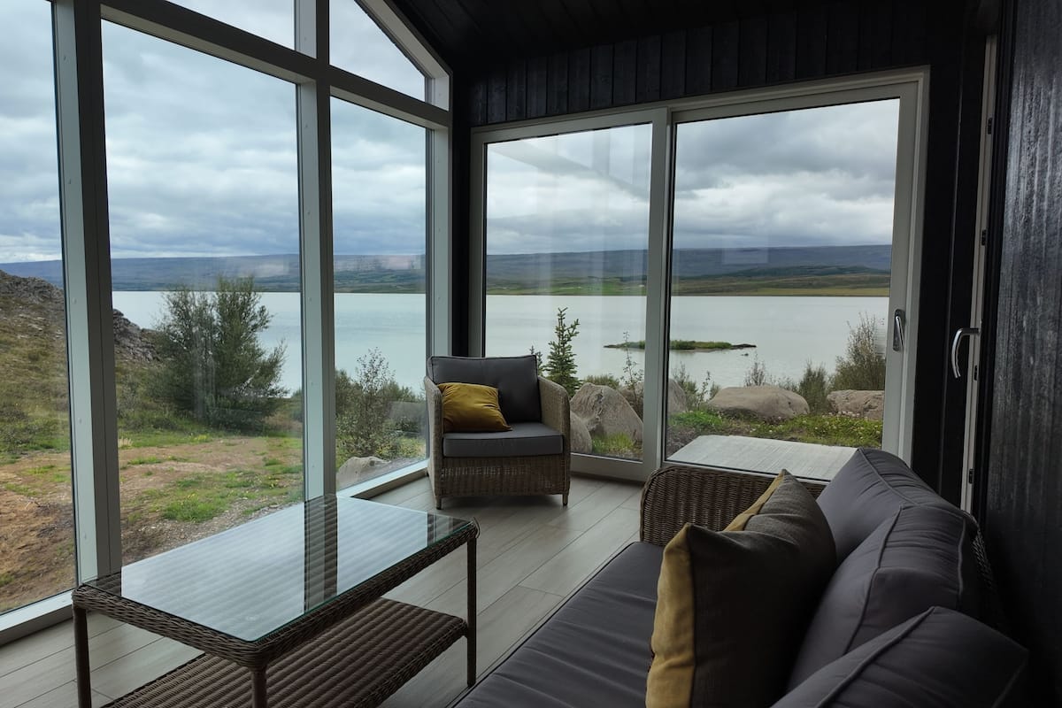 Suite, vista para o lago | Sala de estar | Piso aquecido